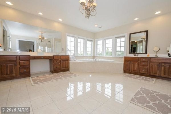 Baltimore Fishbowl | BC9592702 - Dual vanities, separate shower, water ...