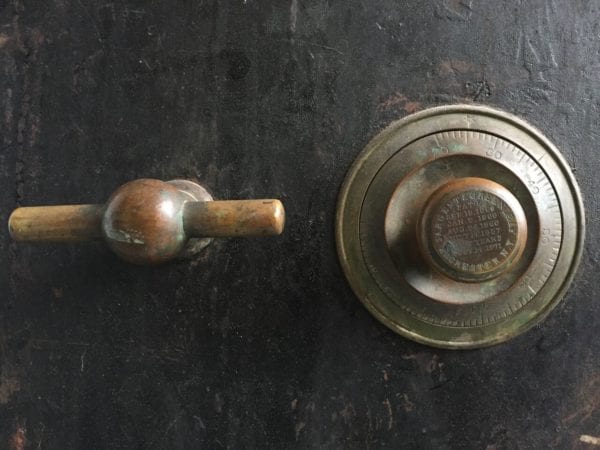 Copycat resident looking for help opening a decades-old safe
