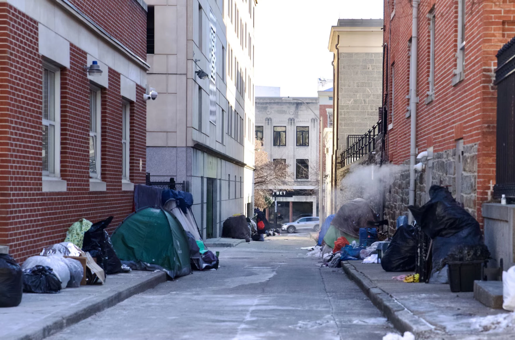 Baltimore Mayor calls in the police to get unhoused people inside ...